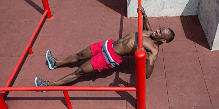 Traction australienne : Exercice efficace pour se muscler le dos